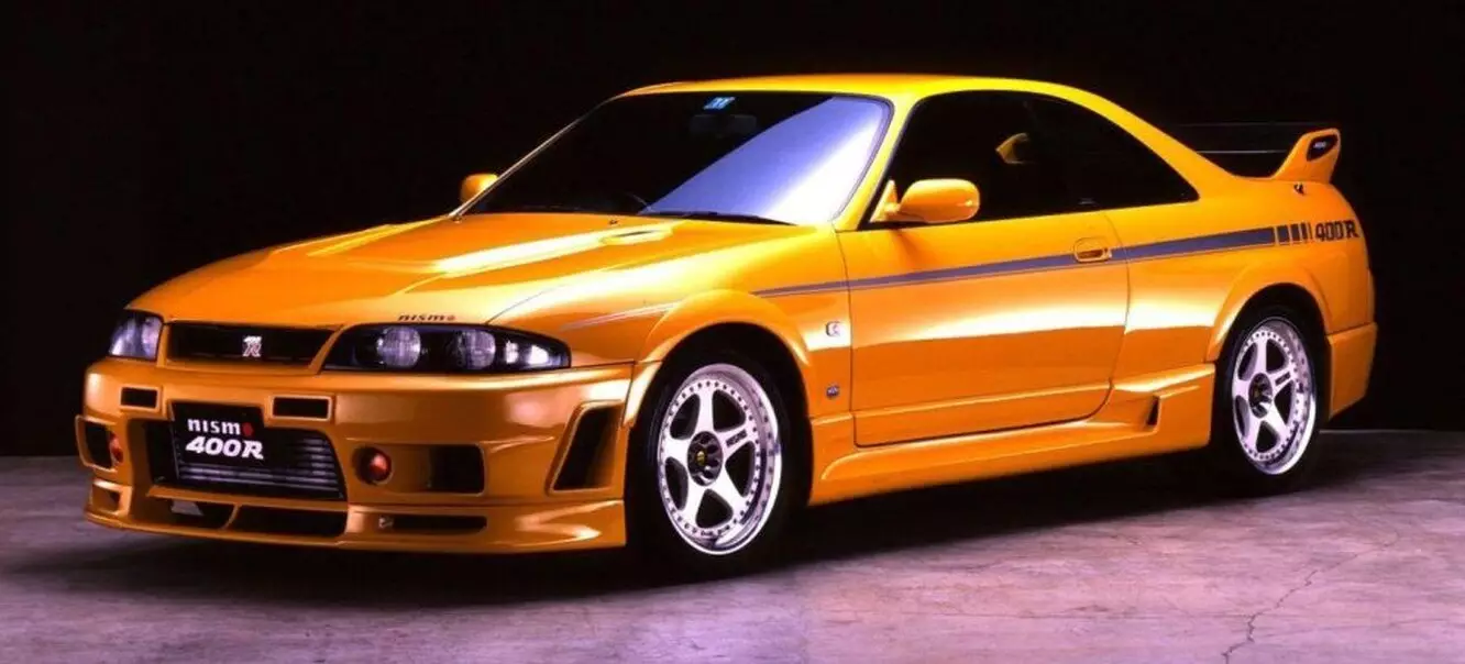 Nissan Skyline GT-R NISMO 400R (1997). Може да си мислите, че NISMO 400R не е достоен за титлата суперавтомобил, но представянето му говори само за себе си. 2,8-литровият редови шестцилиндров двигател произвежда 400 к.с., а аеродинамиката на каросерията не е по-лоша от тази на автомобилите Nissan Le Mans.