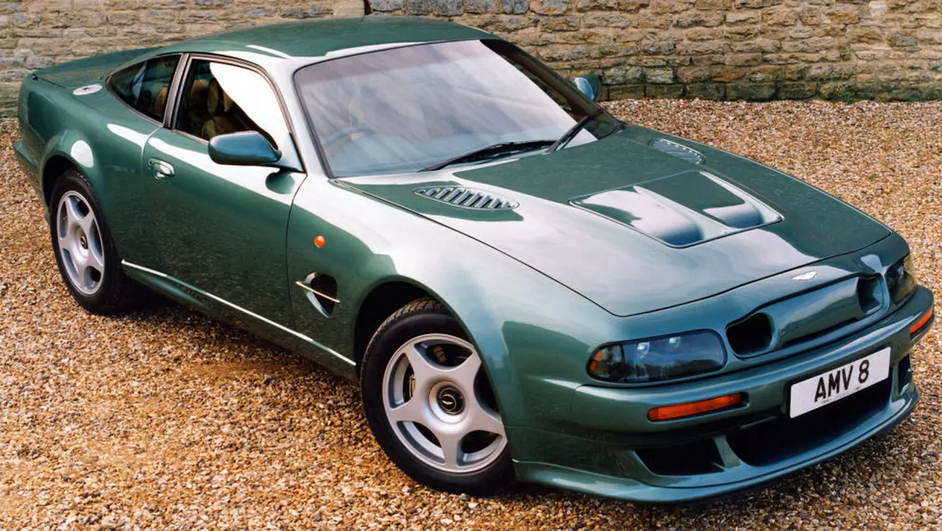 Aston Martin V8 Vantage Le Mans (1999). В края на 90-те Aston Martin създава една от най-мощните коли в света - V8 Vantage Le Mans. Два компресора бяха добавени към двигателя V8 и той започна да произвежда 600 к.с. Резултатът (322 км/ч) беше невероятен.