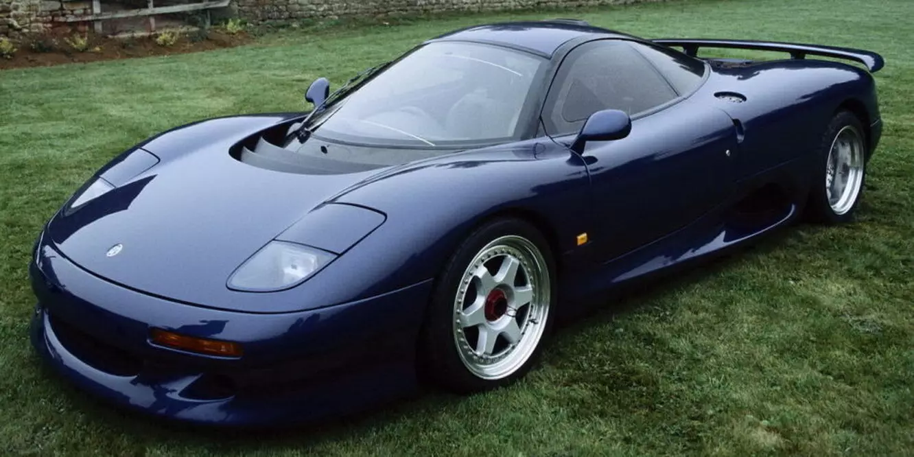 Jaguar XJR-15 (1990). Nyob rau tib lub sijhawm, Jaguar XJ220, txawm tias muaj ntau yam tsis txaus thiab tsis ua haujlwm hauv kev muag khoom, tau dhau los ua lus dab neeg. Tab sis nws tsis yog tib lub supercar Jaguar tsim nyob rau hauv lub 90s. Lub XJR-15 tau ua raws li Jaguar XJR-9LM, 1988 Le Mans yeej kev sib tw tsheb, nrog rau 6-liter V12 cav.