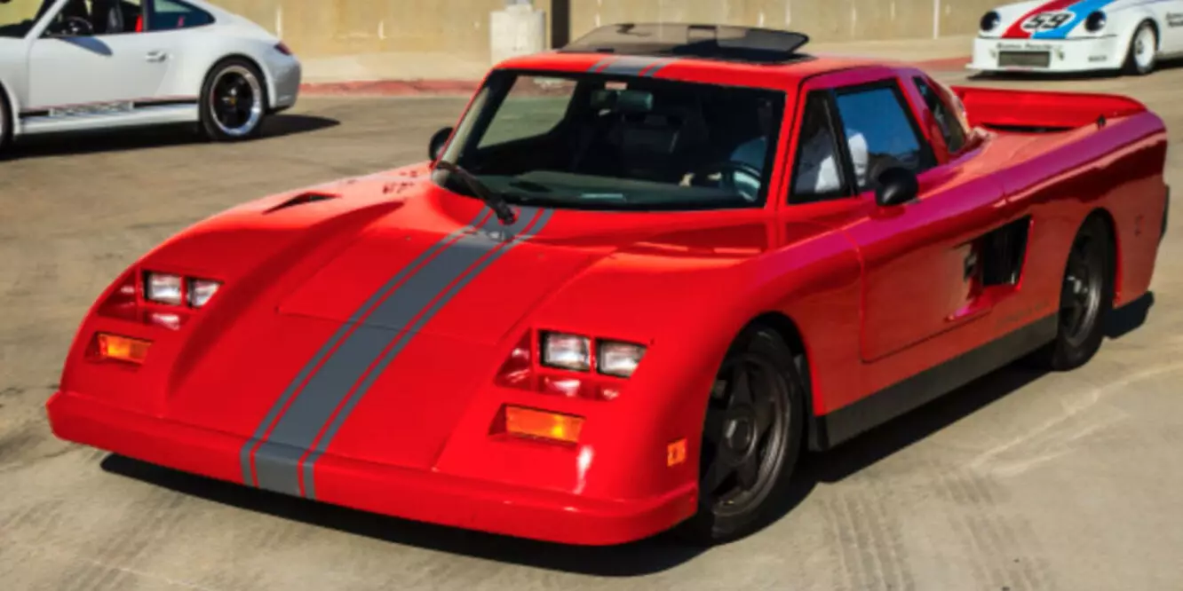 Mosler Consulier GTP/Intrus/Raptor (1985/1993). Trois variantes de l'une des supercars les plus étranges à avoir jamais vu le jour. Malgré l'apparence disgracieuse, évoquant la production en série bon marché, les voitures de sport Mosler pouvaient se vanter d'une carrosserie en Kevlar et d'une excellente maniabilité.