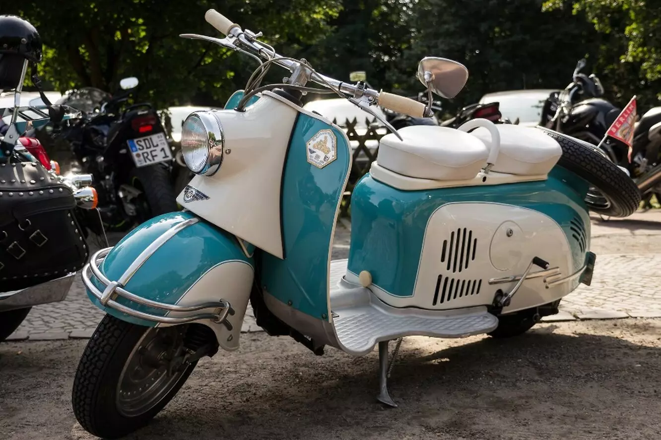 IWL (Masana'antu Ludwigsfelde). Ma'aikata a Ludwigsfeld, wanda tun 1936 ya samar da motocin Daimler-Benz, da kuma bayan kasa a 1946, shahararrun motocin IFA (yau ya sake komawa Mercedes). Daga 1955 zuwa 1966, masana'antar kuma tana da nata nau'in IWL, wanda a karkashinsa aka samar da babur. Hoton yana nuna IWL SR59 Berlin.