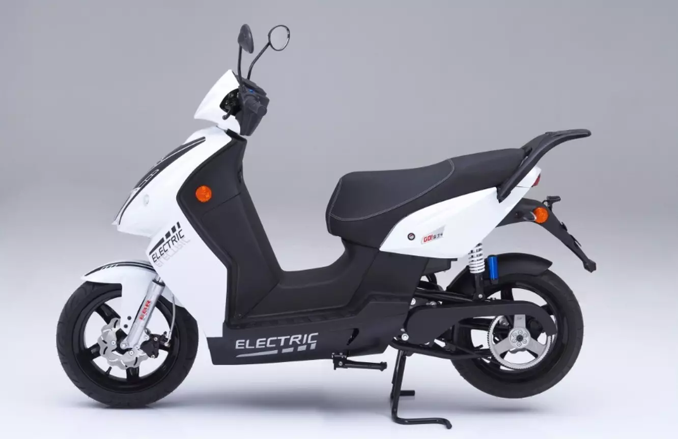 GOVECS. Si ya estamos hablando de scooters, mencionaremos una marca moderna de scooters eléctricos de Munich (más precisamente, la sede de GOVECS en Munich y la producción en Wroclaw, Polonia). La empresa se fundó en 2009 y la imagen muestra GO! S.