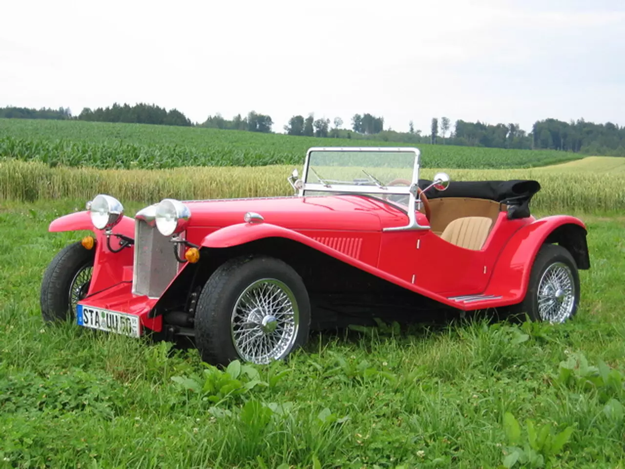 EAM (Edelsbrunner Automobile München). Fundada el 1990 i va existir només uns quants anys, la companyia va produir cotxes retro a l'estil dels anys 30. A la foto es mostra l'únic model de producció d'EAM, el Nuvolari S1 (1990).