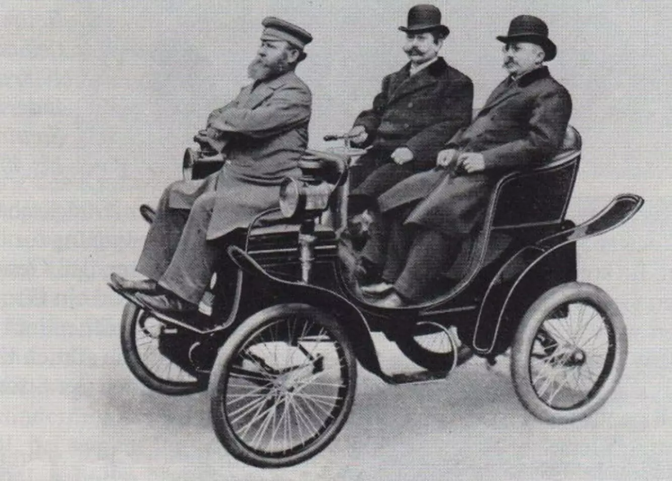 Kondor. Una de les primeres empreses d'automòbils d'Alemanya, que originalment fabricava bicicletes. El 1899, l'empresa va intentar perfilar-se de nou i un any més tard va introduir un model de cotxe de 4 places de 5 cavalls de força (altres motors van aparèixer més tard a la línia). Durant els dos anys següents, es van fer diverses còpies, però les vendes van ser pobres, i el 1902 es va reduir la producció d'automòbils. Només una bicicleta Kondor i ni un sol cotxe ha sobreviscut fins als nostres dies.