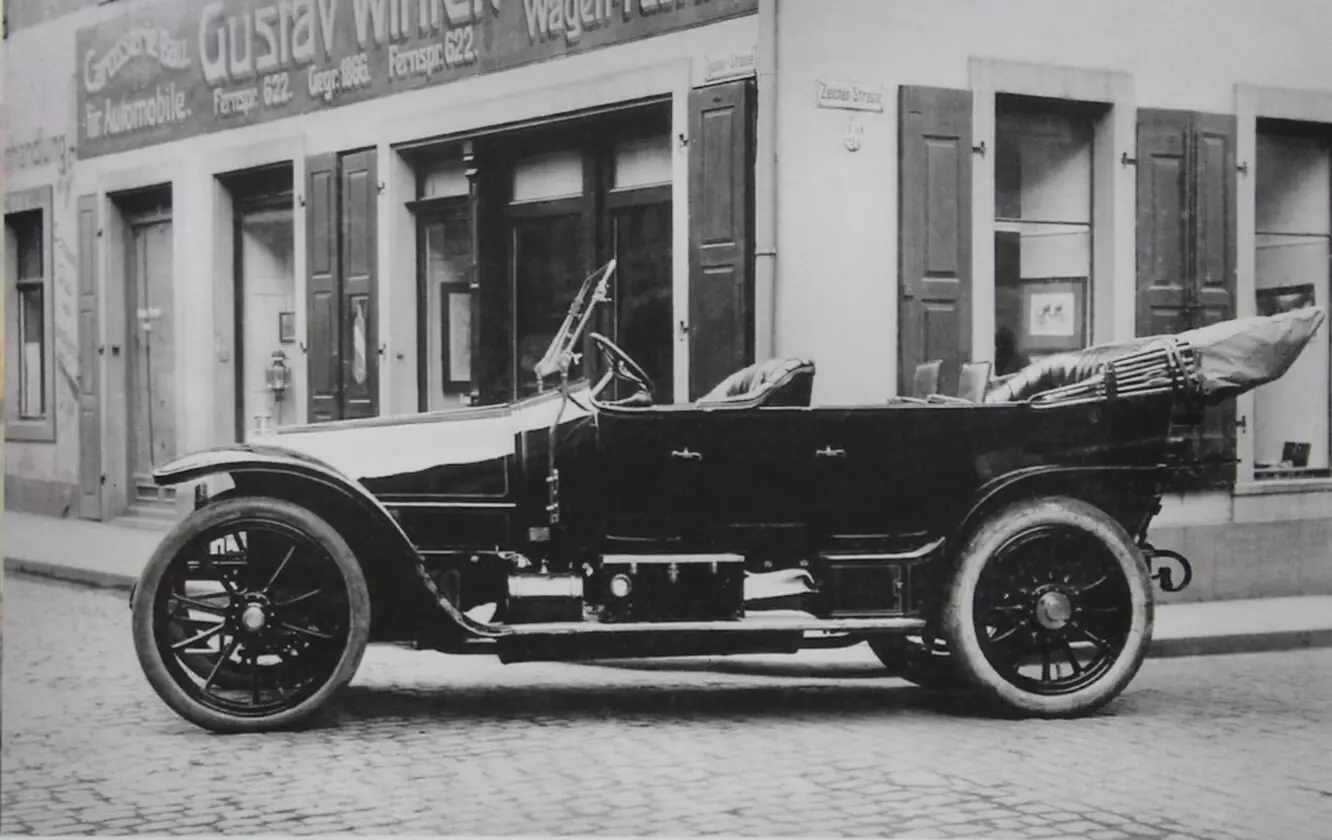 Fenomen. Aquesta marca, curiosament, molta gent la coneix. Igual que Robur, recordeu aquests camions de la RDA? Fins l'any 1957 es deia Phenomen, i des del moment en què es va fundar l'any 1888 fins al 1946 va estar en mans privades i es va produir, entre altres coses, cotxes i motos. La marca finalment va desaparèixer el 1991, i la imatge mostra un bonic Phenomen 8/18 PS Sport-Phaeton (1910).