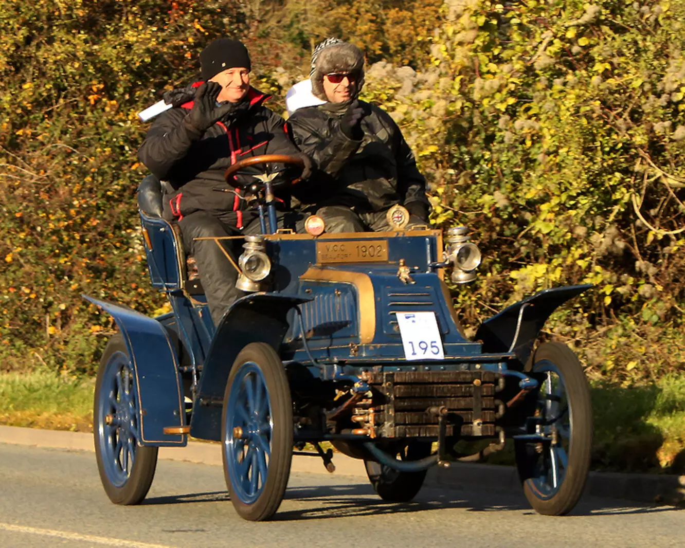 Beaufort. Besteande fan 1902 oant 1919, in merk makke yn Dútslân mei Britsk jild en produsearret auto's eksklusyf foar de Britske merk ("Dútske kwaliteit en Britske elegânsje"). Ofbylde is it earste model fan it bedriuw, de 1902 Beaufort 8HP Phaeton.