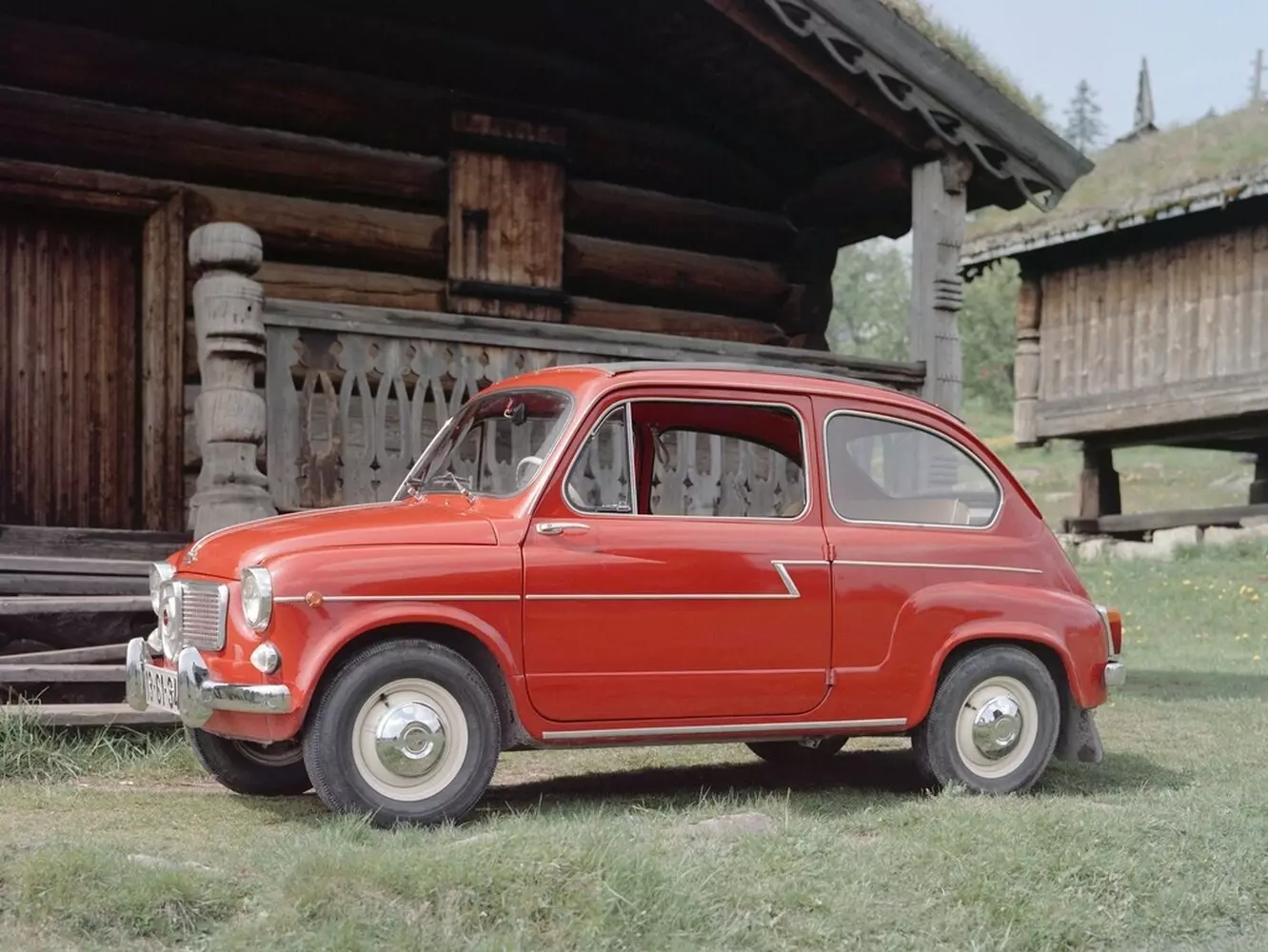 Neckar. 1957 köpte det italienska företaget Fiat en fabrik i Heilbronn från den gradvis fallande tyska NSU och började tillverka sina bilar där. De ommärktes och modifierades något för att passa de tyska principerna för produktion och drift, men förblev fortfarande Fiats. På bilden är Neckar Jagst 770 (1960), originalet är Fiat 600.