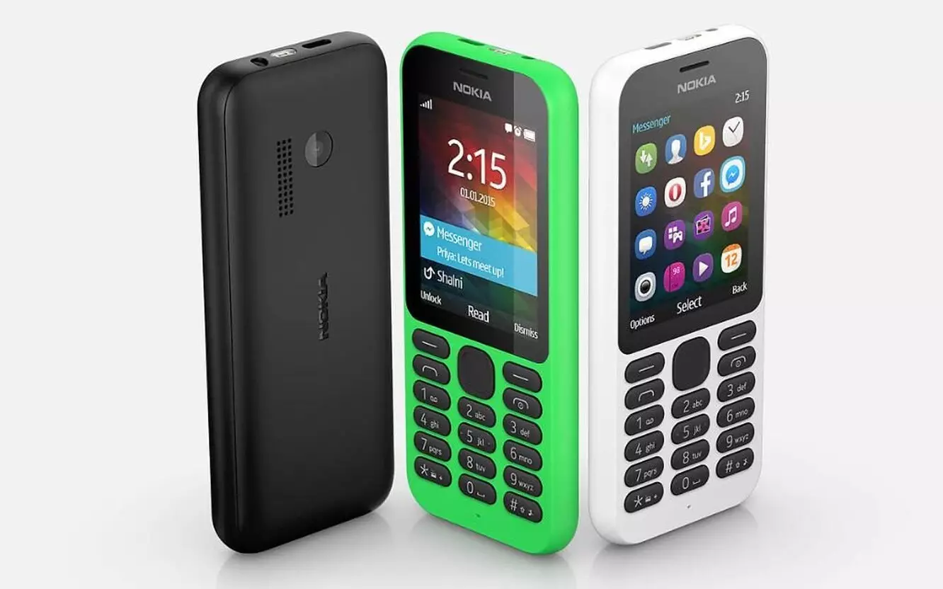 Rayuwar baturi na Nokia 215 kwanaki 29 ne, wanda yayi daidai da awa 20 na lokacin magana ko sa'o'i 50 na sake kunna kiɗan. Bugu da kari, yana da ginanniyar hasken tocila da kyamarar 0.3-megapixel.