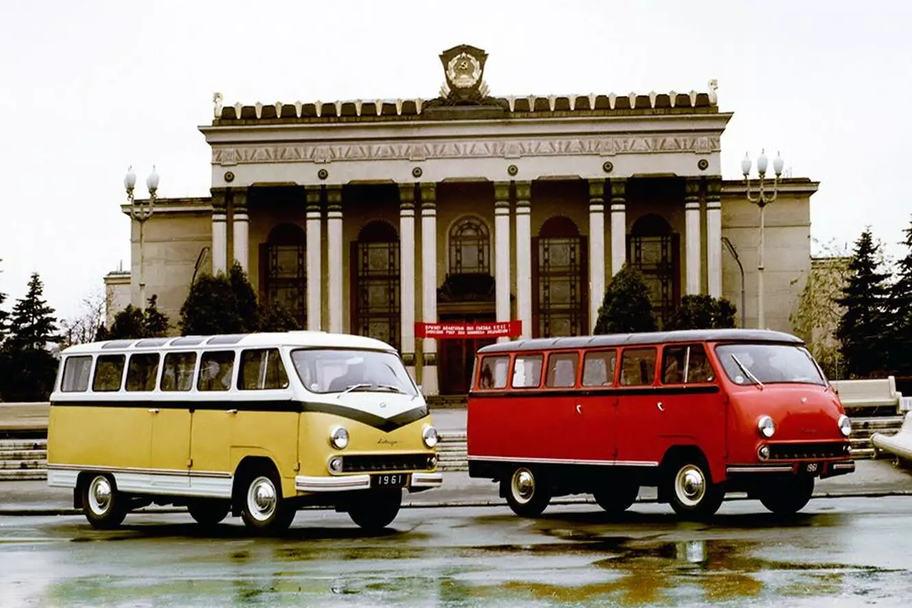 RAF (Riga Bus Factory), Letland. Alles is hier duidelijk: de bekende fabriek, opgericht in 1949 en begonnen met RAF-651 full-size bussen, werd later leverancier van minibussen voor de hele Unie. Eerst RAF-977, daarna RAF-2203 werden cultauto's, maar de fabriek kon de concurrentie op de markt niet aan en ging in 1998 failliet. De foto toont een klassieker, RAF-977 "Letvia" (1959).