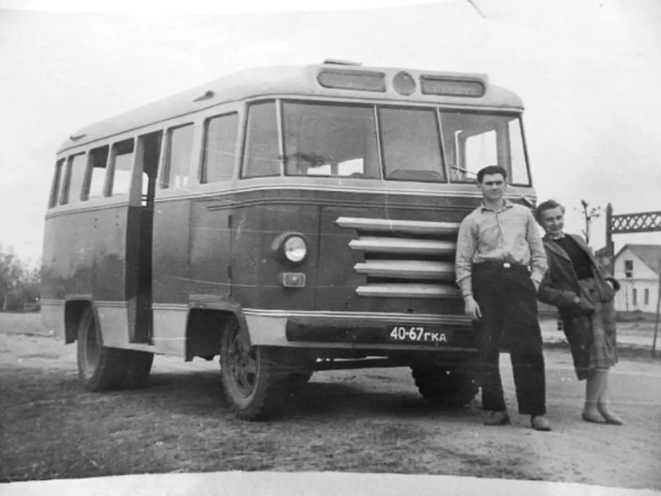 KAG (Kauno autobusų gamykla, stabilimento di autobus di Kaunas), Lituania. È stata fondata alla fine degli anni '30 come officina di assemblaggio di carrozzerie, dopo la nazionalizzazione ha ricevuto il nome di Kaunas Bus Plant e ha iniziato a produrre autobus a tutti gli effetti. Il primo modello del dopoguerra, KAG-1, era basato sul GAZ-51. Nel 1959 la produzione di massa fu ridotta, ma l'impianto produsse autobus speciali in piccoli lotti fino al 1979. L'immagine mostra KAG-3 (1956).