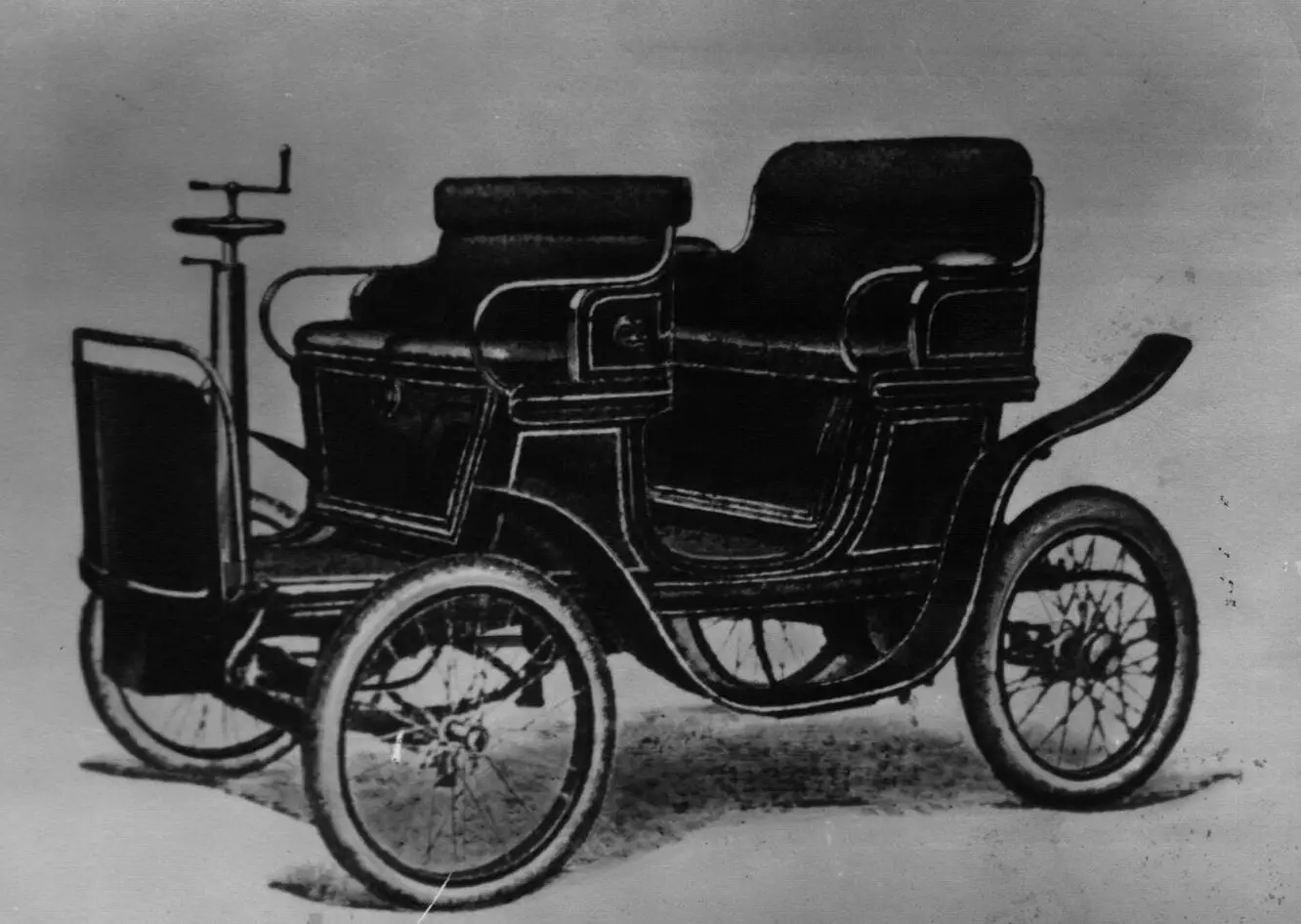 "Leitner" (Lettonia). Alexander Alexandrovich Leitner iniziò a Riga nel 1886 con la produzione di biciclette con il marchio "Russia", e dal 1899 al 1906 costruì anche automobili. Nel 1915 la fabbrica fu evacuata a Kharkov e nel 1917 fu definitivamente chiusa. L'immagine mostra un'auto "Leitner" (1899).