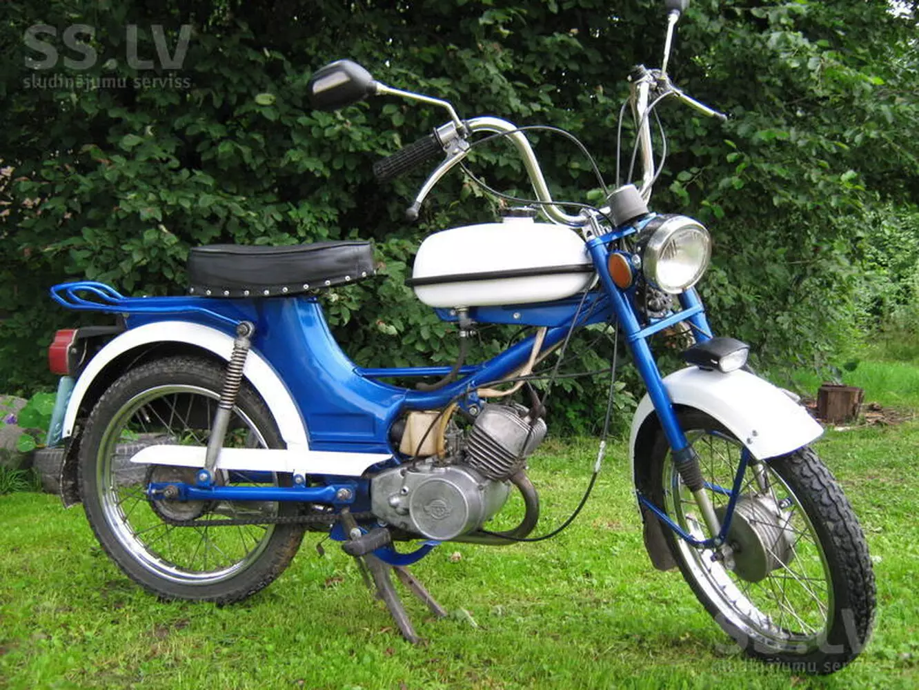 "Riga, Letland). 'n Handelsmerk brommers wat van 1958 tot 1998 by die Sarkana Zvaigzne-aanleg vervaardig is. Die aanleg self is in 1927 gestig en het fietse vervaardig, in 1940 is dit genasionaliseer. Die foto wys 'n brommer "Riga-24" RMZ-2.124 (1986).