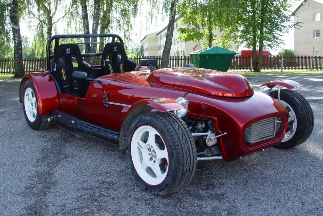 ESTfield (Estonia). Produttore di auto in kit basate su Lotus 7. Con sede a Tartu, offre auto di diverse capacità. L'immagine mostra una versione forzata con motore V8.