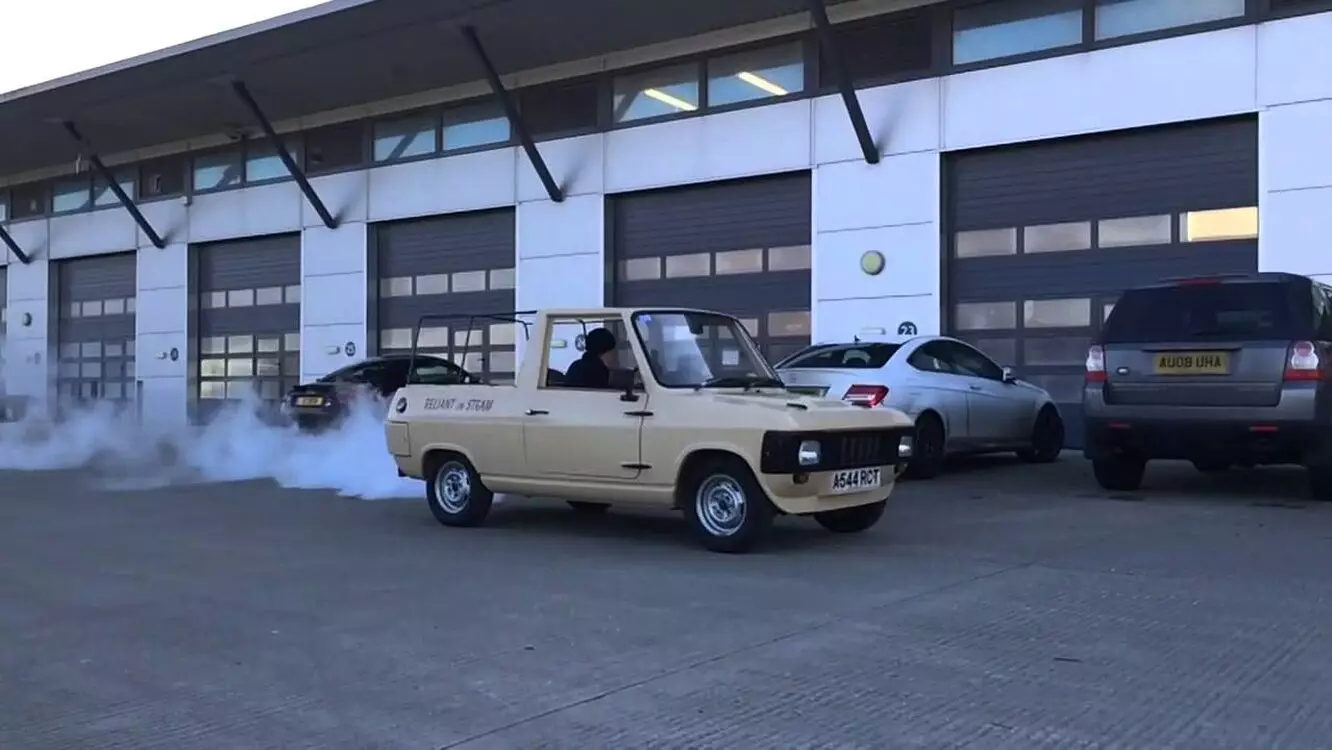 Reliant Fox Steam Pick Up (1984). Conversión a vapor dunha camioneta Reliant Fox, convertida por un entusiasta británico. A maior parte da unidade de potencia está no corpo, polo que a capacidade de carga do coche de vapor é peor que a do orixinal.