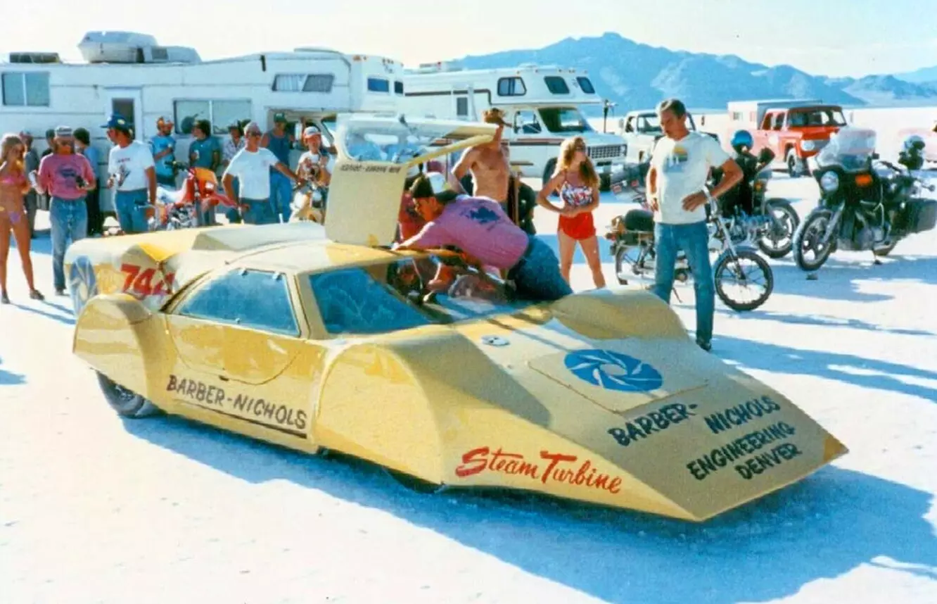 Barber-Nichols Steamin' Demon (1977). Nel 1985, su questa vettura, che utilizzava la carrozzeria della kit car Aztec 7, il pilota Bob Barber accelerò a 234,33 km/h. Il record non è stato ufficialmente riconosciuto dalla FIA a causa di violazioni del regolamento di gara (Barbiere ha trascorso entrambe le gare in una direzione, mentre il regolamento prevede che si tengano in direzioni opposte, ed entro un'ora). Tuttavia, fu questo tentativo che fu il primo vero successo sulla strada per battere il record del 1906.