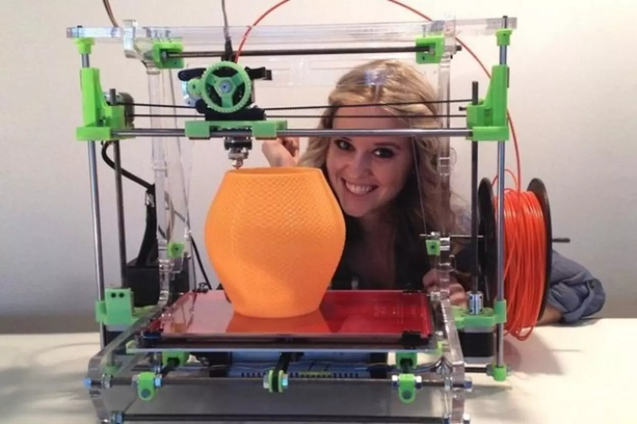 3D printer. Hələ də 21-ci əsrin ən böyük cihazlarından biridir. Bir oyuncaq kimi almaq hələ də çox bahadır, lakin hələ də populyarlıq qazanır. Bununla, hətta evdə makiyaj və paltar çap edə bilərsiniz, amma əslində - demək olar ki, hər şey.