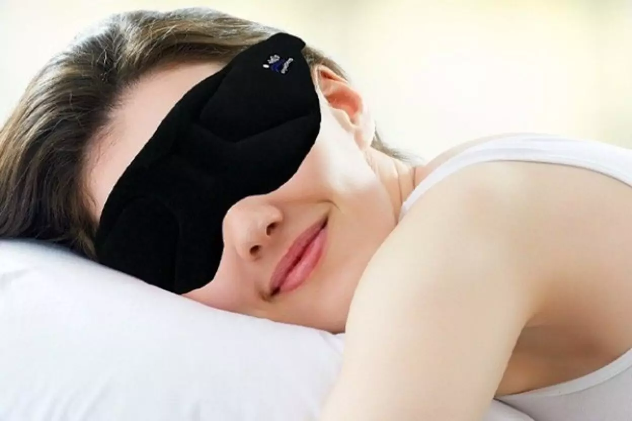 Musiqili yuxu maskası SleepTunez Bluetooth Audio Sleep. Tam doldurulma ilə o, altı saata qədər musiqi təqdim edir və işığı effektiv şəkildə bloklayan xüsusi mikrofiberlərdən hazırlanır. Bluetooth vasitəsilə istənilən kompüterə və ya smartfona qoşulur.