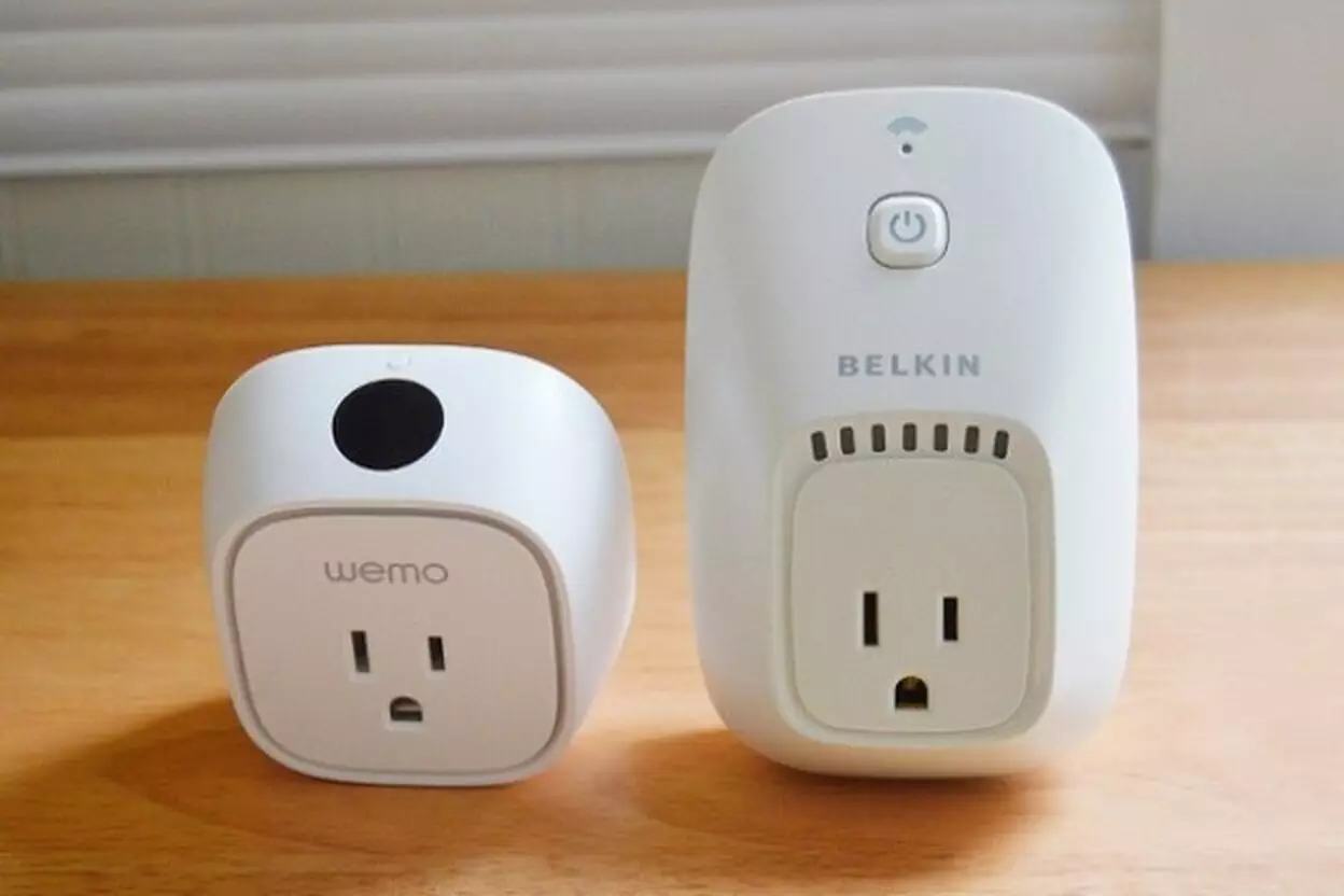 WeMo Smart Switch elektronikanı idarə etmək üçün bir cihazdır. Adapter elektrik rozetkasına qoşulub, smartfonda xüsusi proqram quraşdırılıb və voila - telefon Wi-Fi vasitəsilə işləyən bir növ universal uzaqdan idarəetməyə çevrilir. Tətbiq vasitəsilə siz həmçinin avadanlığın işini planlaşdıra bilərsiniz.