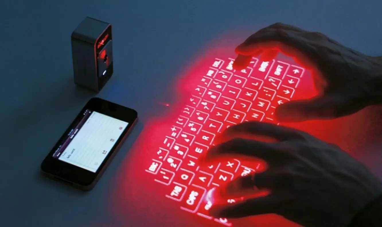 Projektionstastatur Magic Cube. Möchten Sie eine Tastatur, die Sie in Ihrer Tasche tragen können und keine Angst haben, Kaffee darauf zu verschütten? Dann ist das futuristische Magic Cube-Gerät, das eine Lasertastatur auf jede ebene Fläche projiziert, genau das Richtige für Sie. Es stimmt, es hält nur etwa zwei Stunden lang aufgeladen, und Sie müssen sich daran gewöhnen, von Grund auf neu zu drucken.