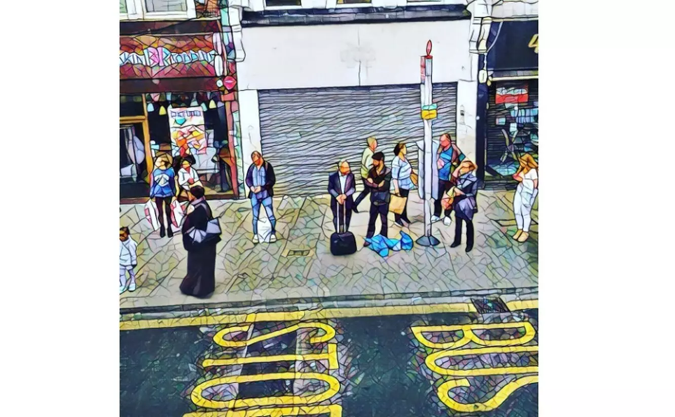 Instagram (Een sociaal netwerk erkend als extremistisch en verboden op het grondgebied van de Russische Federatie) - Prismaldn-gebruiker publiceert het dagelijkse leven van Londen via Prisma-filters. Op deze foto wachten mensen op een bus in Wood Green.