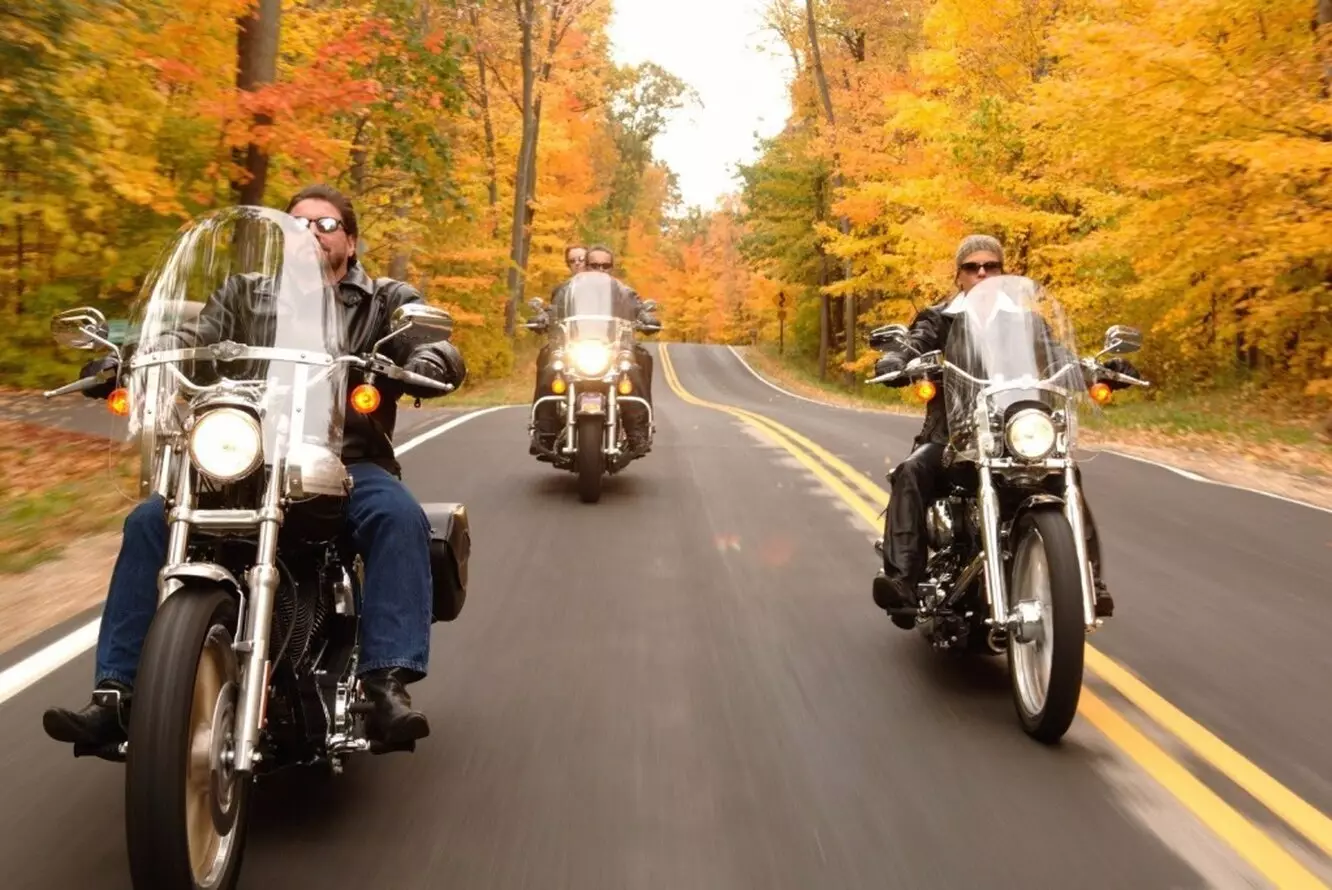 Paseos en moto. Una afición envuelta en un halo romántico del espíritu de libertad. Desafortunadamente, no todos se dan cuenta de que un motociclista en la carretera es increíblemente vulnerable y siempre debe estar alerta. Esta es una de las ocupaciones más peligrosas del mundo: 4462 muertes cada año.