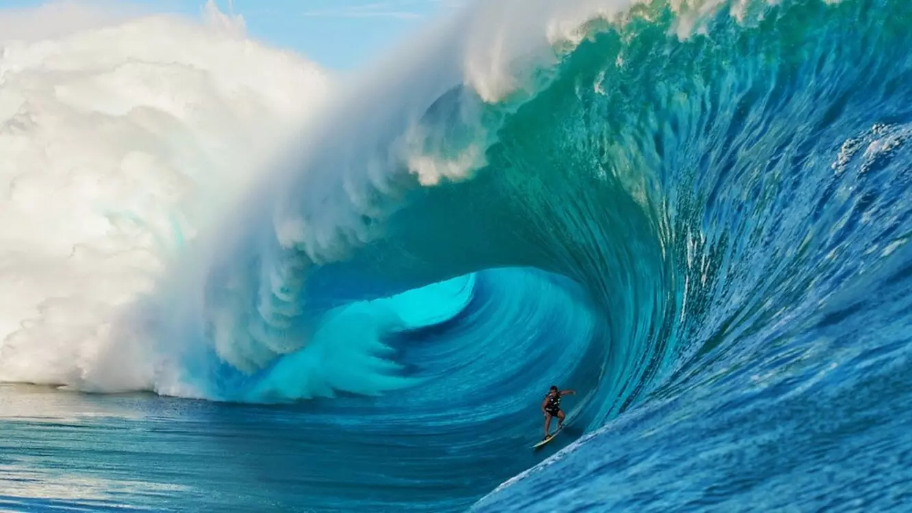 Surfeando en grandes olas. Sin duda una actividad apasionante que requiere una gran destreza por parte del surfista. Las olas más grandes pueden alcanzar de seis a quince metros de altura. El resultado es unas 10 muertes al año.