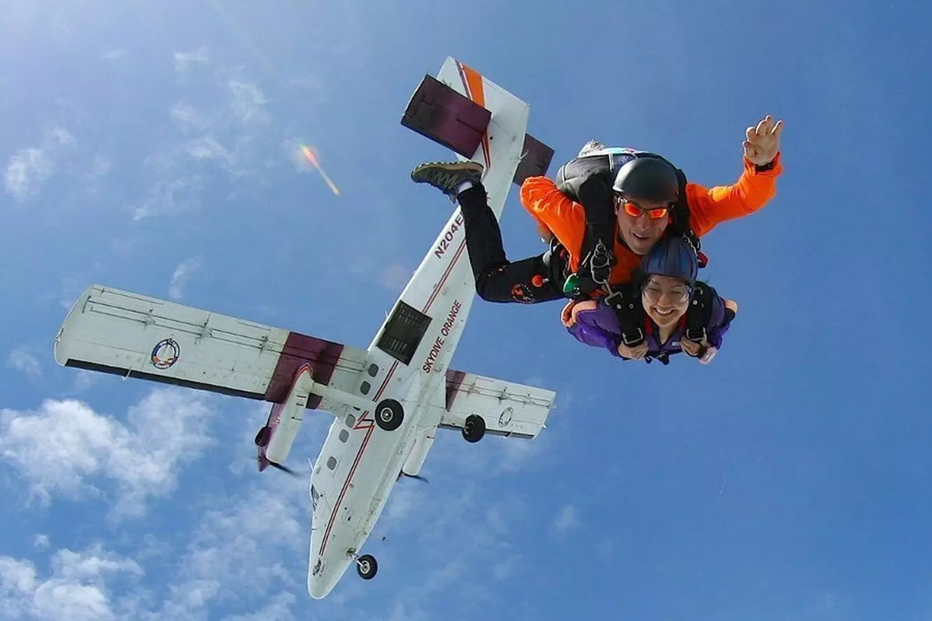 Skydiving. Skydiving tau hais kom sau koj cov leeg nrog adrenaline zoo li tsis muaj lwm yam kev ua si. Tej zaum nws yog qhov tseeb, txij li qhov kev phom sij yog qhov zoo heev txawm tias muaj kev ua haujlwm parachute - tib neeg tsis nco qab hauv huab cua lossis sib tsoo. Qhov nruab nrab, kwv yees li 20 tus neeg tuag ib xyoos.