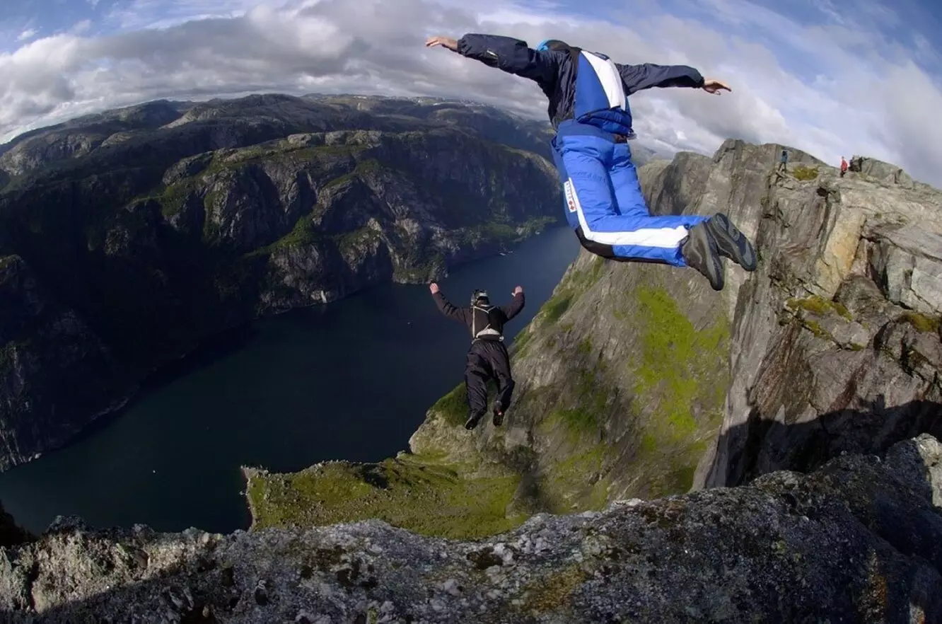 Ịwụ elu ntọala, skydiving site na ihe edoziri. Egwuregwu dị ize ndụ karịa skydiving ọdịnala, dị ka ọnụọgụgụ pụtara - na 2137 jumps, otu na-egbu egbu. Ihe dị ka 100 na-anwụ kwa afọ.