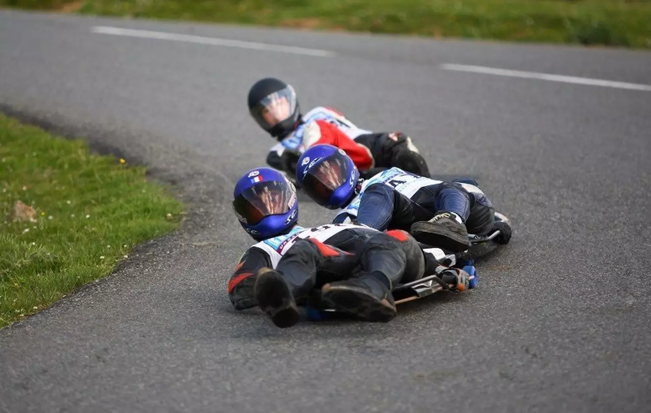 Streetluzh. Valójában a járdán lévő szán arra szolgál, hogy magasabb pontot találjon, és lecsússzon. Még a teljes felszerelés sem menti meg az extrém sportok szerelmeseit a szörnyű sérülésektől és a haláltól. Ezer versenyen egyszer valaki meghal. Általában körülbelül 1000 haláleset évente.