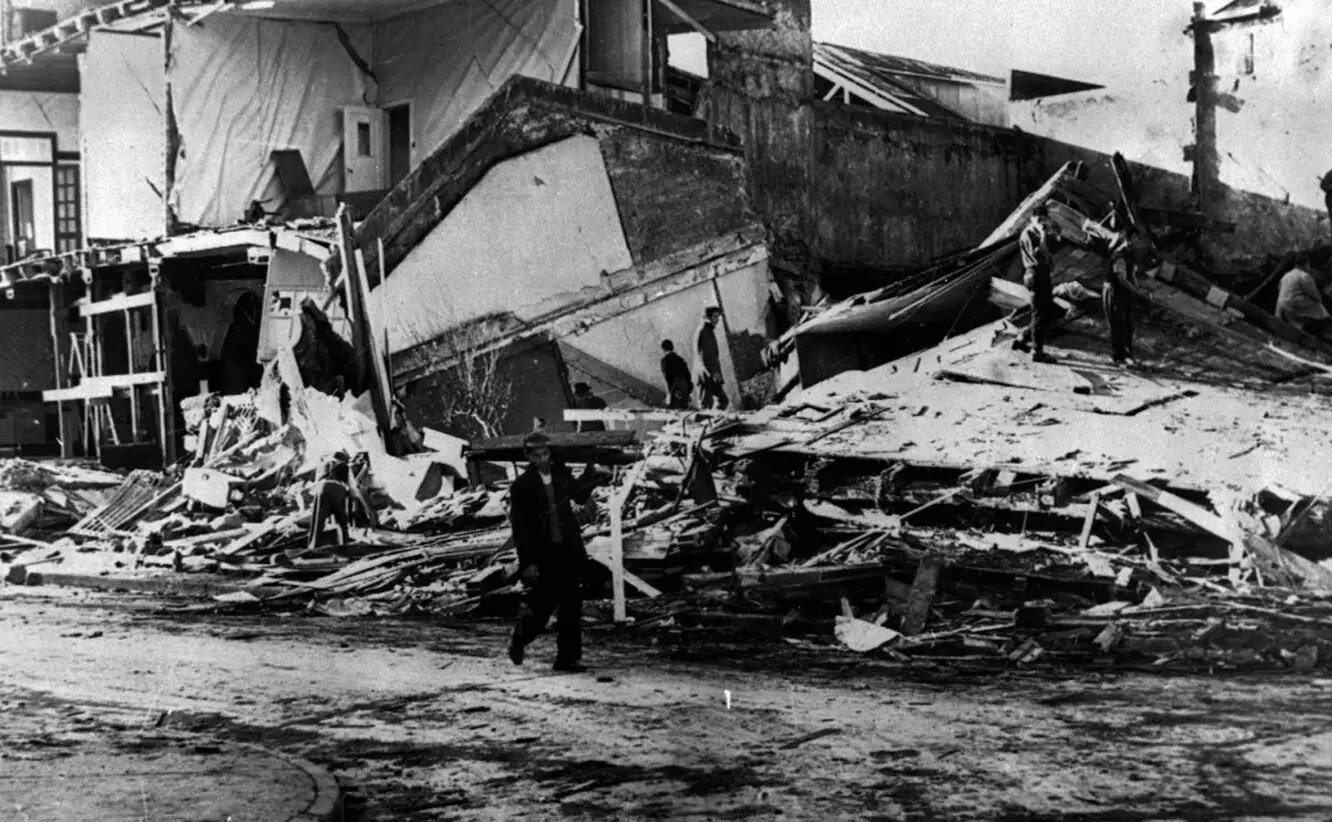 Stærsti skjálftinn varð í Chile 22. maí 1960. Stærð 9,5 stig, það er einfaldlega hvergi hærra. Borgin Valdivia, á svæðinu þar sem upptök skjálftans voru, eyðilagðist nánast til jarðar. 5700 manns fórust, önnur 20 þúsund voru eftir án þaks yfir höfuðið. Flóðbylgjan sem fylgdi jarðskjálftanum náði til strönd Japans og Filippseyja.