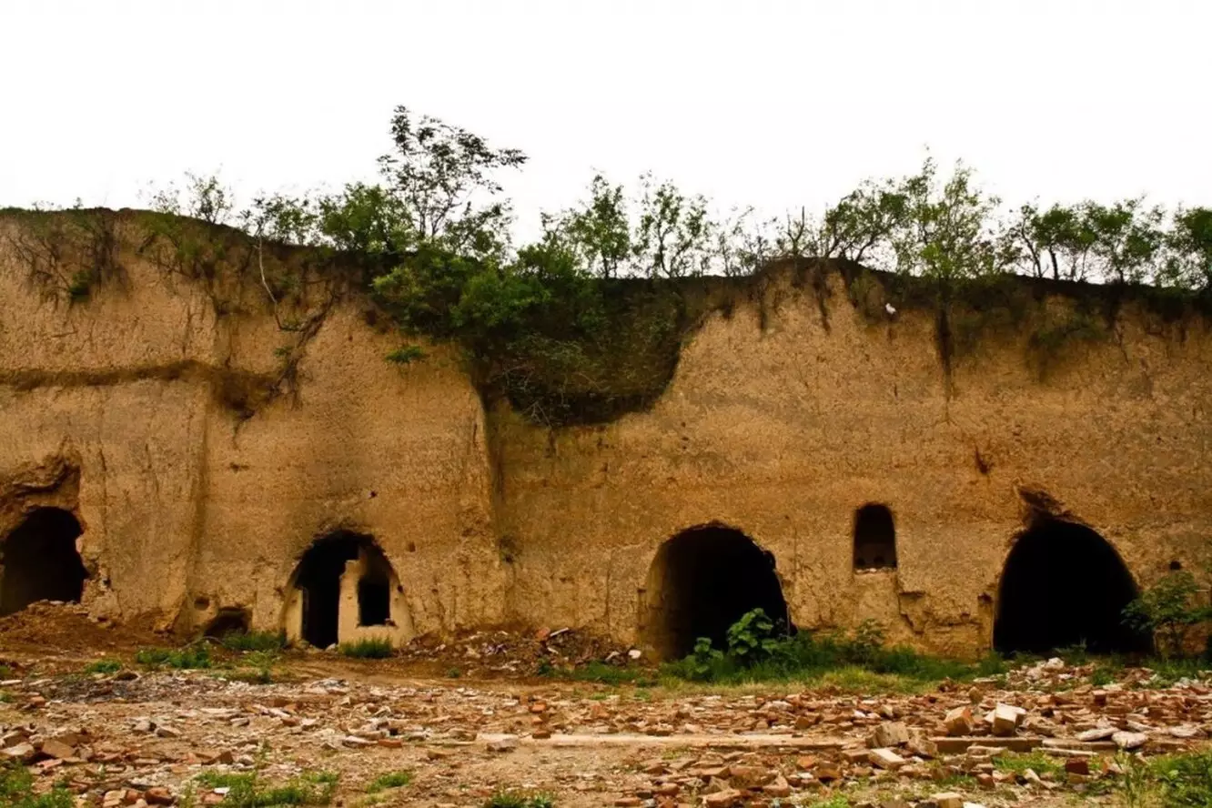 Chivomezi choopsa kwambiri ku China chinachitika zaka zosachepera 500 zapitazo pa Januware 23, 1556. Anthu ambiri a m'chigawo cha Shaanxi panthawiyo ankakhala m'mapanga a loess ndipo analibe nthawi yothawa tsokalo. Pafupifupi anthu 830,000 anafa, makamaka chifukwa cha matope amphamvu.