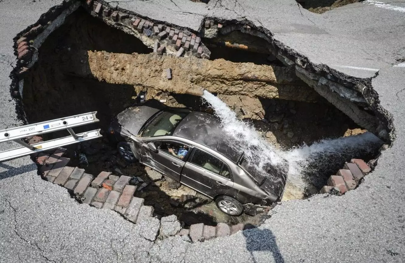 Gempa bumi dan sinkhole adalah dua hal yang berbeda. Tenggelam terjadi ketika tanah tenggelam setelah jenis batuan tertentu telah dilarutkan oleh air. Proses ini dapat dibantu oleh getaran, tetapi sebagai aturan mereka tidak berpotongan.