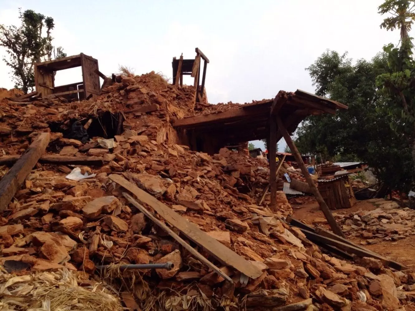 भूकंप आपके विचार से कहीं अधिक बार आते हैं - प्रति वर्ष लगभग 100,000। सच है, उनमें से अधिकांश पूरी तरह से हानिरहित हैं और अक्सर अदृश्य भी होते हैं। साल में केवल 100 भूकंप ही कोई नुकसान पहुंचाते हैं।