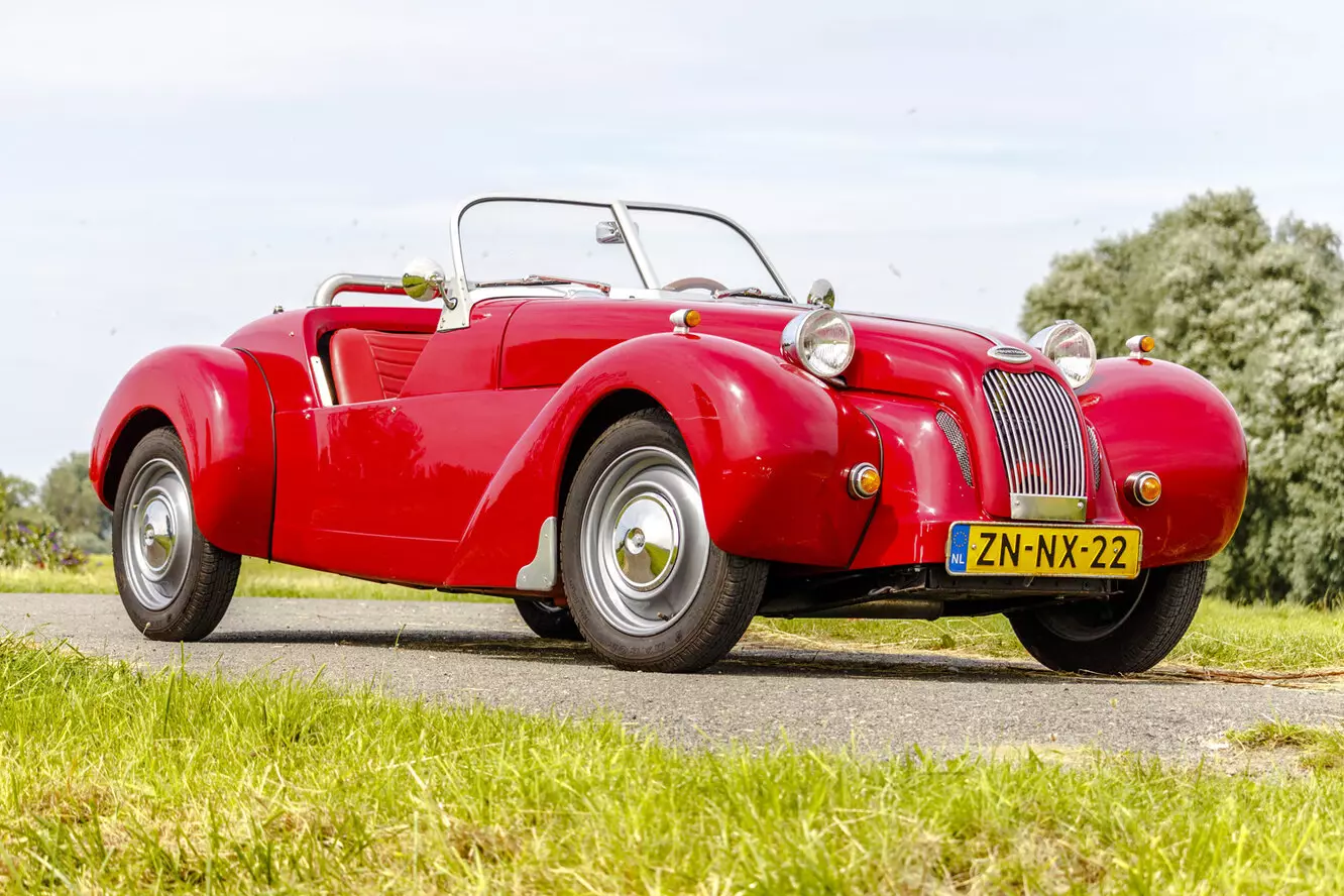 Burton. Une marque de voitures rétro modernes fondée en 2000. Toutes les voitures sont basées, curieusement, sur des Citroën 2CV classiques que Burton achète, restaure et remet en état avec un nouveau kit carrosserie. Sur la photo, le Burton Classic 488.