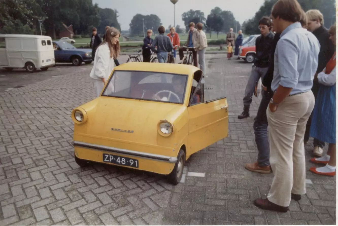 Riparo. Una microcar olandese progettata tra il 1954 e il 1956 dallo studente Arnold van der Goot. Ha realizzato la prima copia con le sue mani, poi ne sono state realizzate altre sei con il sostegno dello stato, ma le carenze tecniche non hanno permesso di lanciare Shelter nella serie. Due copie sono sopravvissute fino ad oggi.