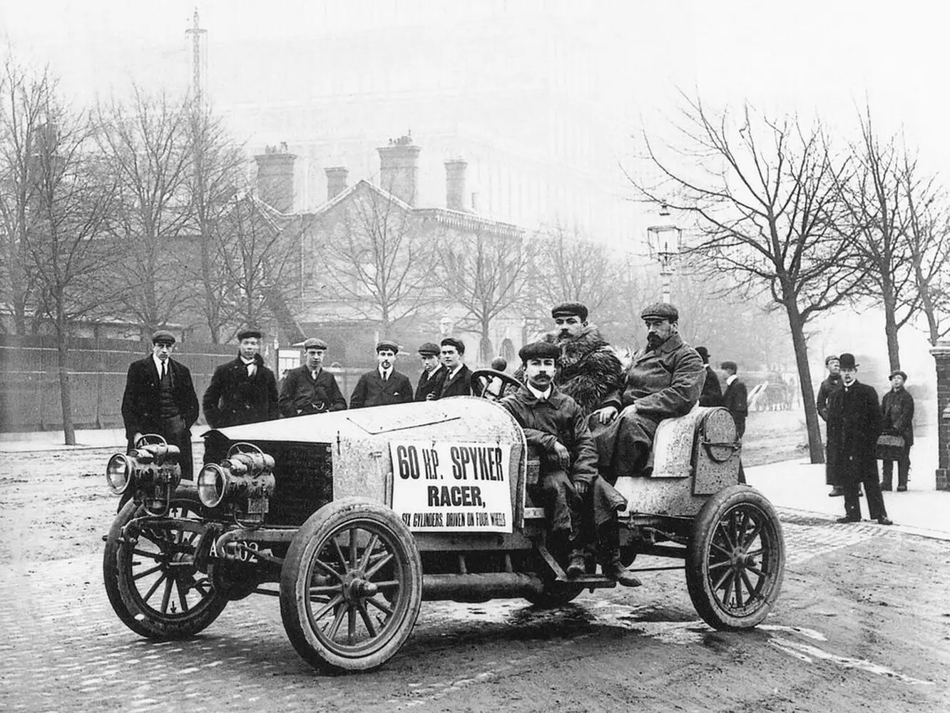 Spijker. Mae'r cwmni, a newidiodd ei enw i Spyker ar gyfer allforio, ei sefydlu yn 1880 ac yn cynhyrchu ceir o 1900 i 1926. Roedd yn anrhydedd iddi gymryd yr enw "Spyker newydd", sy'n cynhyrchu supercars. Spijker oedd y gwneuthurwr ceir mwyaf o'r Iseldiroedd ar droad y ganrif. Yn ddiddorol, mae'r "Cerbyd Aur" (wedi'i wneud o bren teak aur), y mae Brenin yr Iseldiroedd yn gadael am orymdeithiau, yn Spijker 1898. Yn y llun mae car rasio Spyker 60 HP 1903.