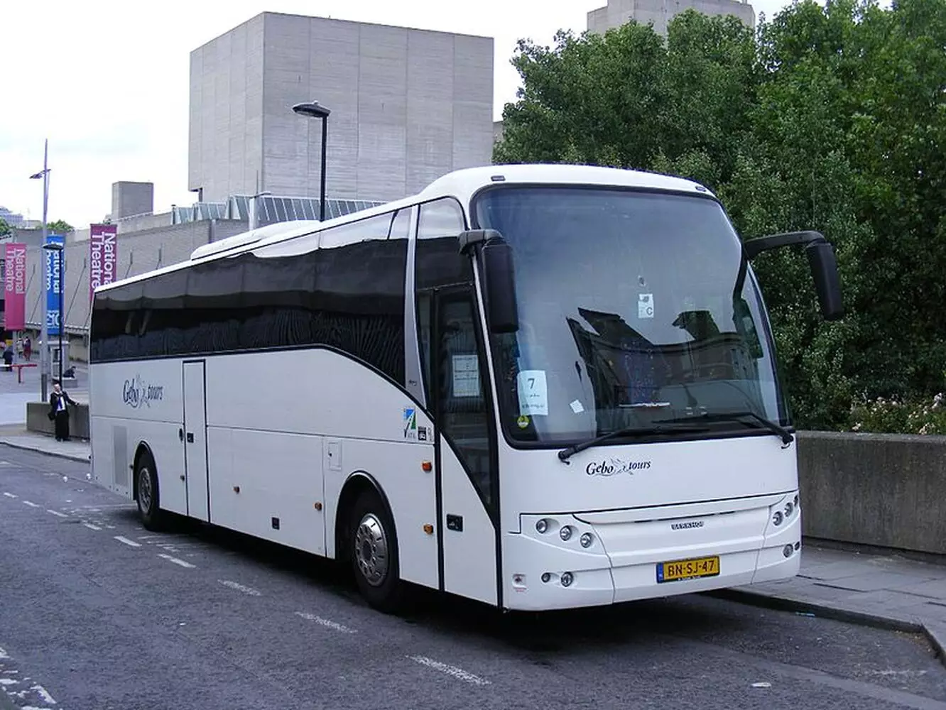 Berkhof. Bunaíodh mórmhonaróir bus i 1970 agus is leis an bhfathach VDL Groep anois é. Taispeánann an pictiúr ceann de na busanna den líne mhór Berkhof Aiseach.