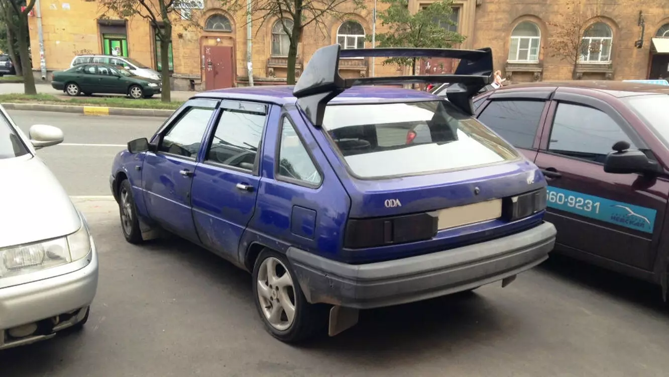 Aerodynamik er vigtig i enhver bil, selv i Izh-2126 Oda hatchback, så dens ejer udstyrede bagklappen med en enorm bagvinge