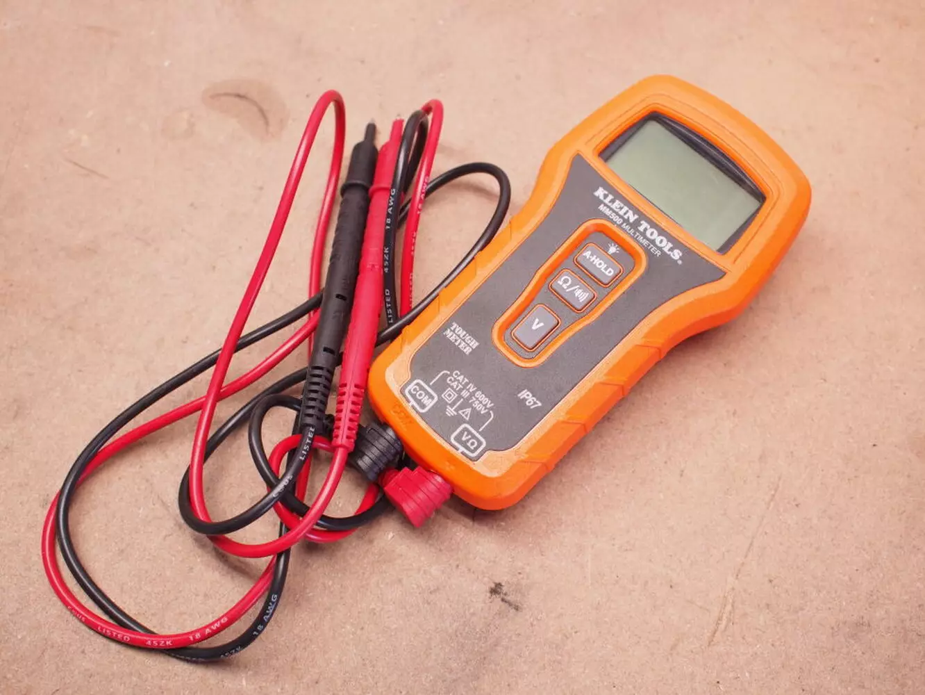 Multimeter. Inkluderar voltmeter, amperemeter och ohmmeterfunktioner. Det låter dig förstå om en av ledningarna är varm och om de andra leder energi ordentligt. Absolut nödvändigt för att lista ut gremlins som älskar att infiltrera de elektroniska systemen i många bilar.