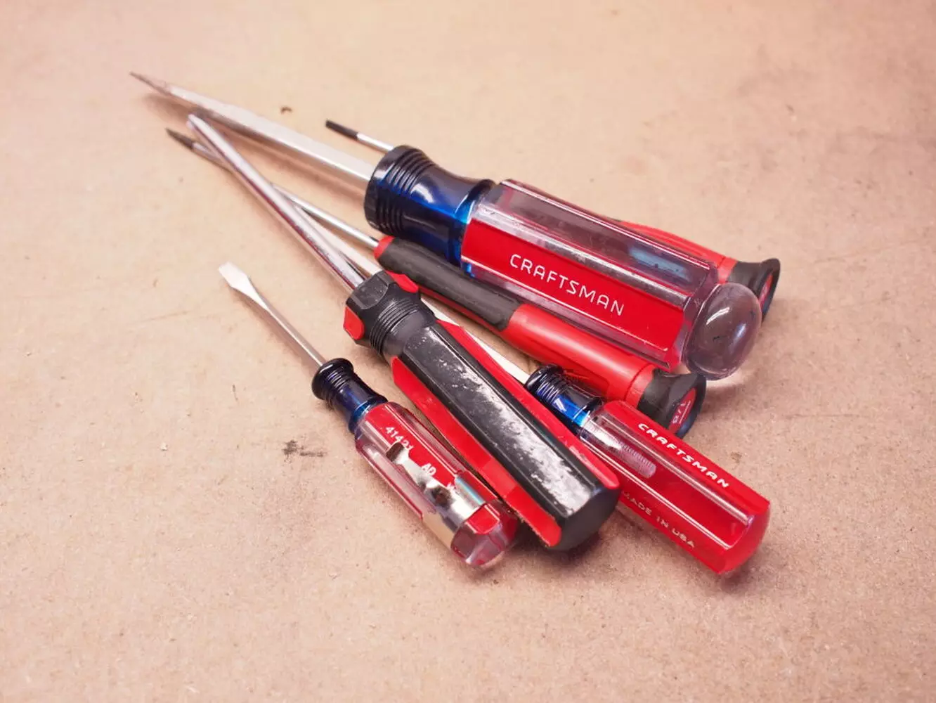 Sakumpulan obeng mangrupikeun barang anu serbaguna anu tiasa dianggo di bumi sareng di mobil. Hiji set lengkep ngawengku screwdrivers sadaya ukuran - ti hefty, nu ogé bisa dipaké salaku puller kuku, mun pangleutikna, pikeun digawé hipu jeung éléktronika.