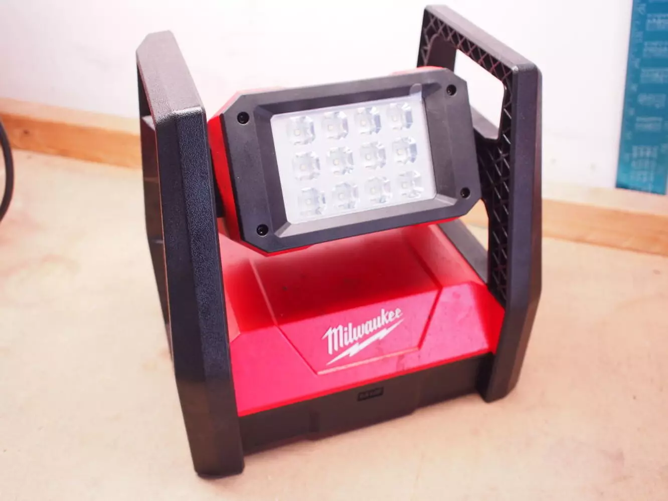 Faretto portatile. Hai bisogno di riparare qualcosa in macchina di notte o in inverno? Senza una corretta illuminazione sarà difficile. Un faretto portatile ti permetterà di prenderti cura dell'auto in sicurezza senza armeggiare con la lampada.