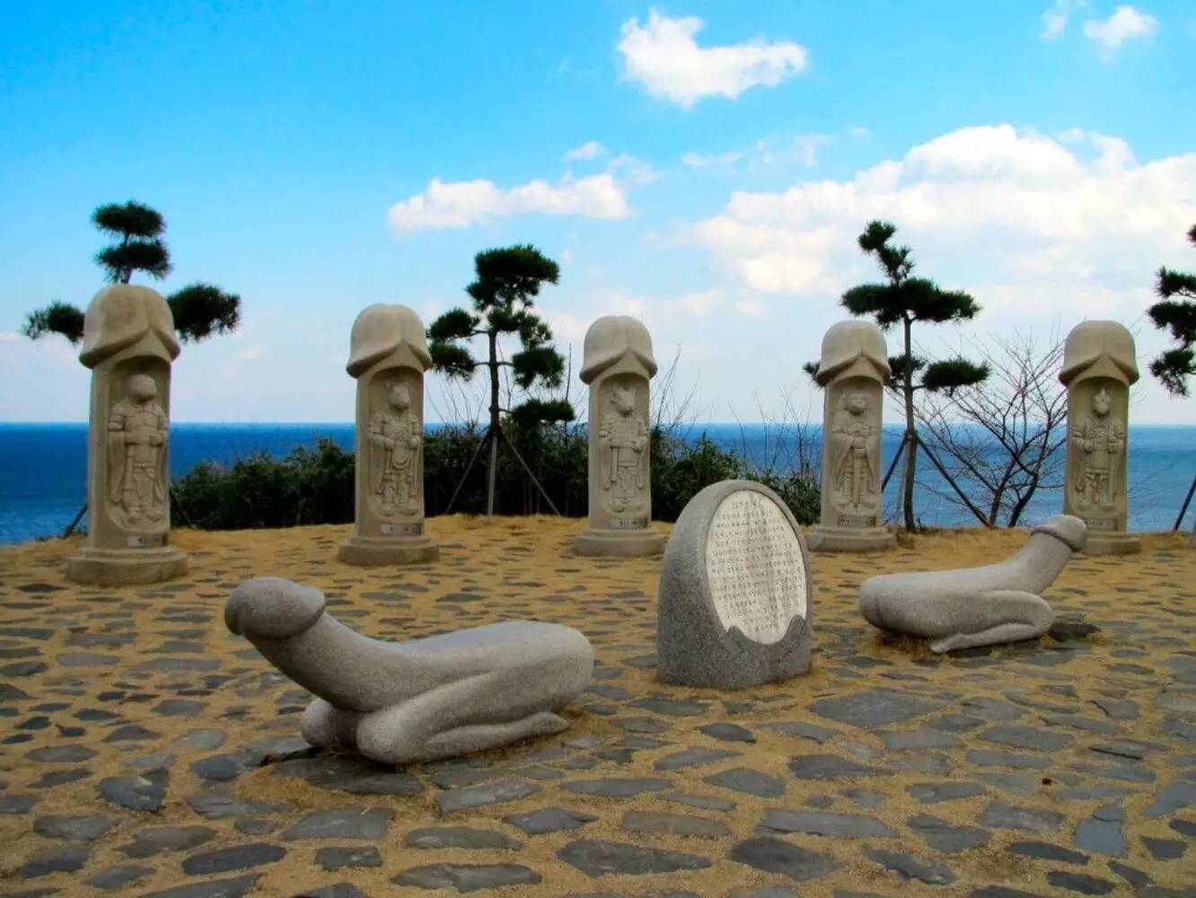 Haesintang Park in Zuid-Korea is een buitengewoon ongewone plaats. De legende zegt dat het werd opgericht door lokale vissers om de geest te kalmeren van een verdronken maagd die de vis wegjaagde. Het park bevat tientallen fallische sculpturen.