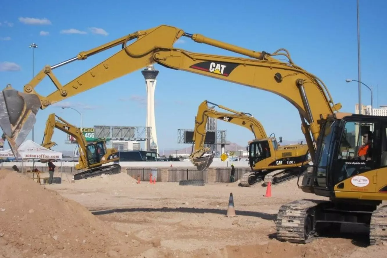 Wykop to, Las Vegas. Park, który dosłownie nazywa się „Dig!” zasadniczo reprezentuje ogromną piaskownicę dla dorosłych. Tylko Ty musisz nim zarządzać za pomocą koparek, buldożerów i innego sprzętu budowlanego.