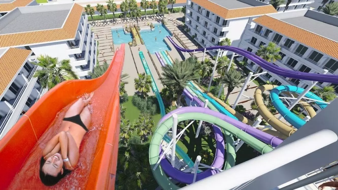 BH Mallorca, Spanje. Het nieuwste waterpark, geopend in 2015, waar alleen volwassenen zijn toegestaan. Inclusief avontuurlijke ritten zoals ultrahoge waterglijbanen en 360-gradenglijbanen.