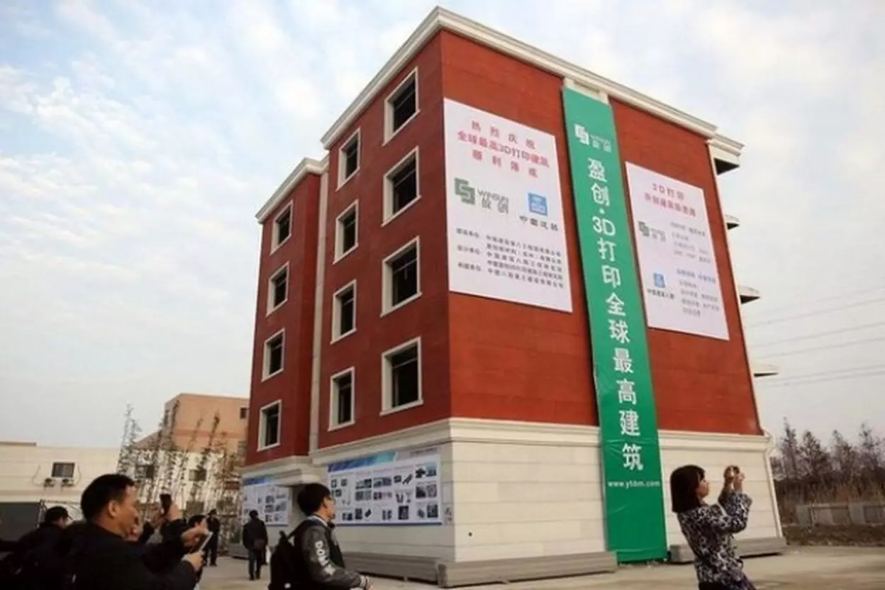 Bangunan. Rumah 3D bukan lagi sesuatu yang baru, mereka bersaing antara satu sama lain dalam skala dan keaslian. Rumah lima tingkat tertinggi itu dicetak oleh syarikat China Shanghai WinSun Decoration Design Engineering dan dipersembahkan pada pameran di taman perindustrian wilayah Jiangsu pada 2015.