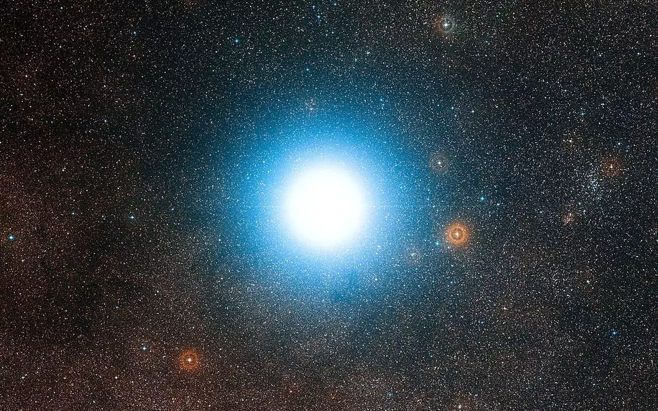 Hadar alias Agena. Raksasa biru-putih, paling terang kedua di konstelasi Centaurus. Sebuah bintang biner, meskipun periode orbit bintang pendamping sangat panjang. Hadar digunakan sebagai penunjuk arah untuk menentukan arah ke selatan.