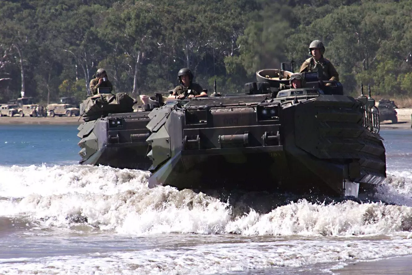 US Marine Corps Amphibisches Amphibienfahrzeug AAV7. Solche nahmen an Kämpfen mit somalischen Piraten teil: 1529 kg / m. Es wiegt fast 30 Tonnen, erreicht aber dank eines Cummins VTA-525-Motors mit einem Drehmoment von 1529 kg/m eine Geschwindigkeit von rund 70 km/h auf der Straße und 13 km/h im Wasser.