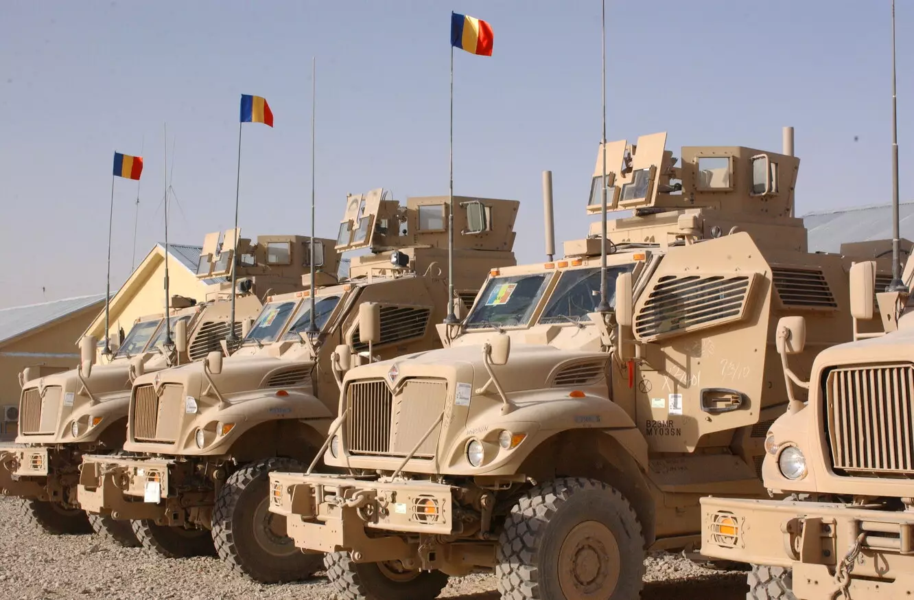 Ang International MaxxPro armored personnel carrier nagpakita sa panahon sa Iraq War aron panalipdan ang mga sundalong Amerikano gikan sa mga minahan ug ambus. 1860 kg/m.