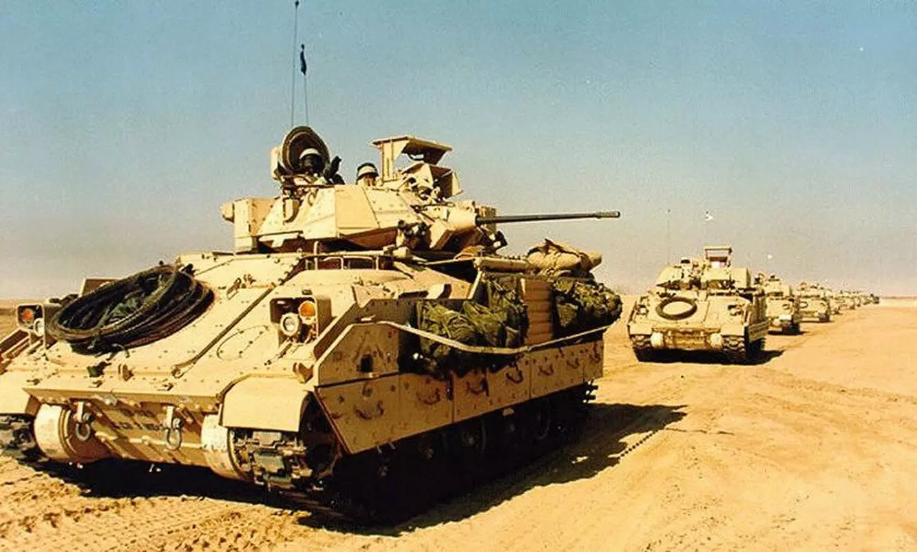 تم إنشاء M2 Bradley BMP في السبعينيات تحت تأثير BMP-1 السوفياتي والألمانية Marder. يوجد تحت غطاء المحرك محرك يعطي عزم دوران يبلغ 2117 كجم / م.