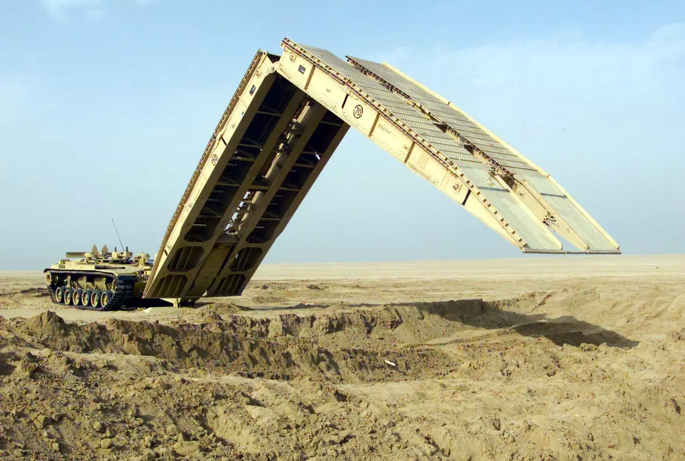 Couche de pont de réservoir M60 AVLB. Ce véhicule d'ingénierie basé sur un châssis de char est conçu pour ouvrir la voie à d'autres véhicules lourds. Le moteur General Dynamics AVDS-1799-2ВК V12 donne 2343 kg / m et ce n'est que le milieu de la liste des plus puissants!